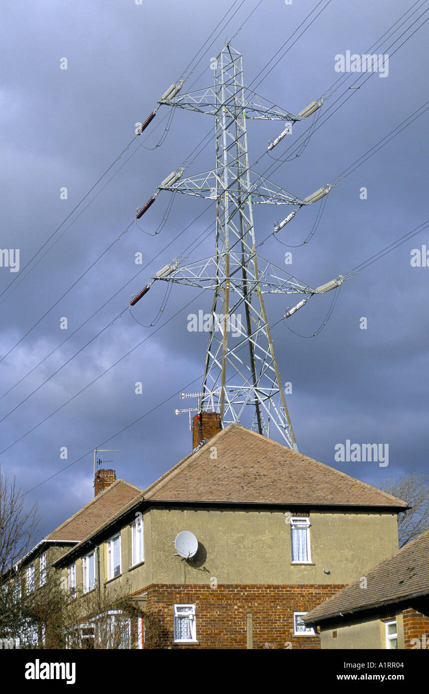 ELECTRICITY PYLON LINES OVER OCCUPIED HOUSES IN EAST SUSSEX 1994 Stock ...