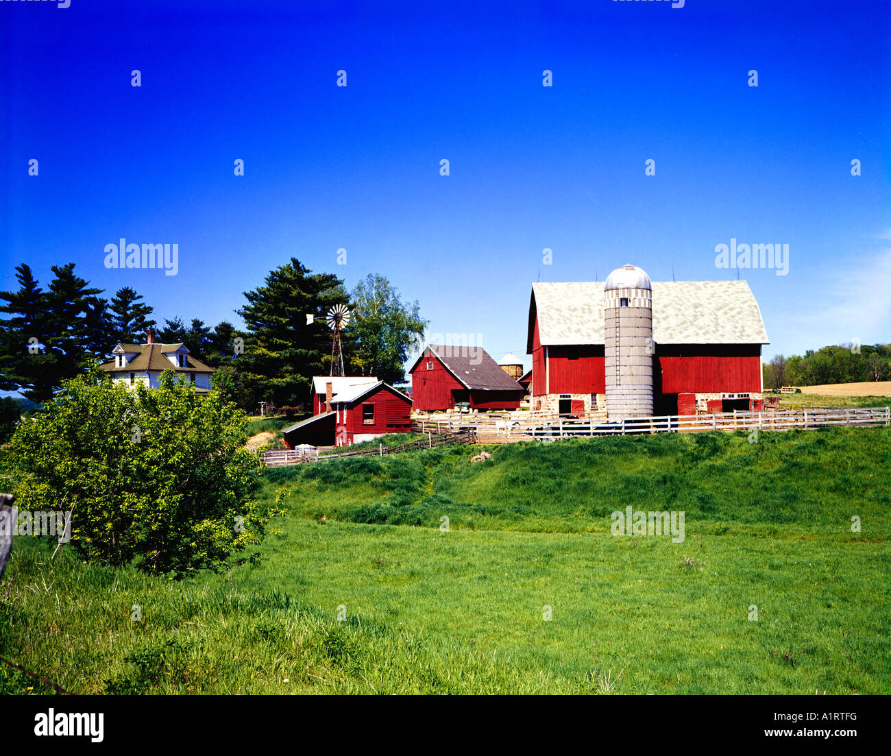Wisconsin dairy farm located in the Midwestern USA Stock Photo - Alamy