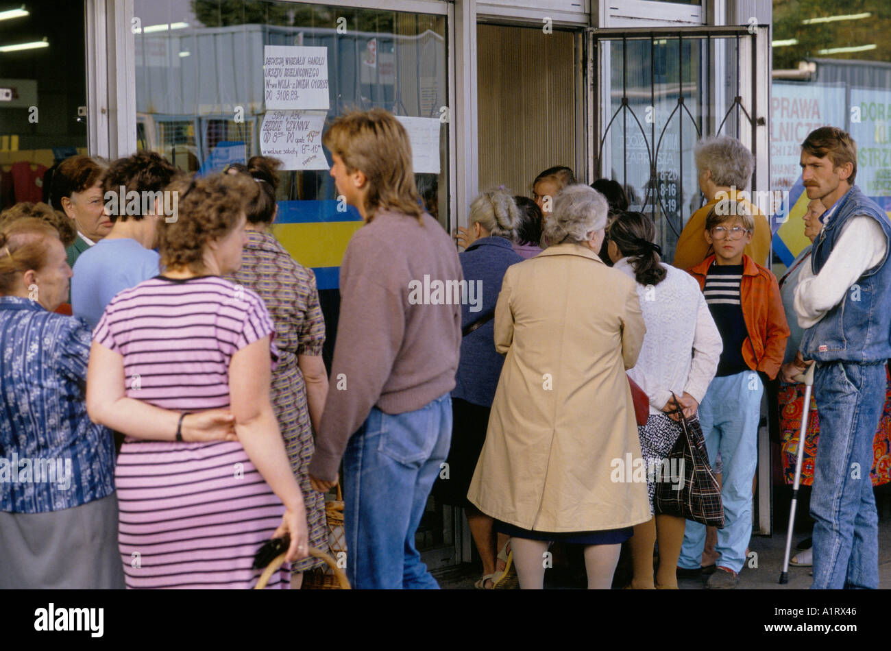 PEOPLE STANDING IN FOOD QUEUE WARSAW 00 08 1989 Stock Photo - Alamy