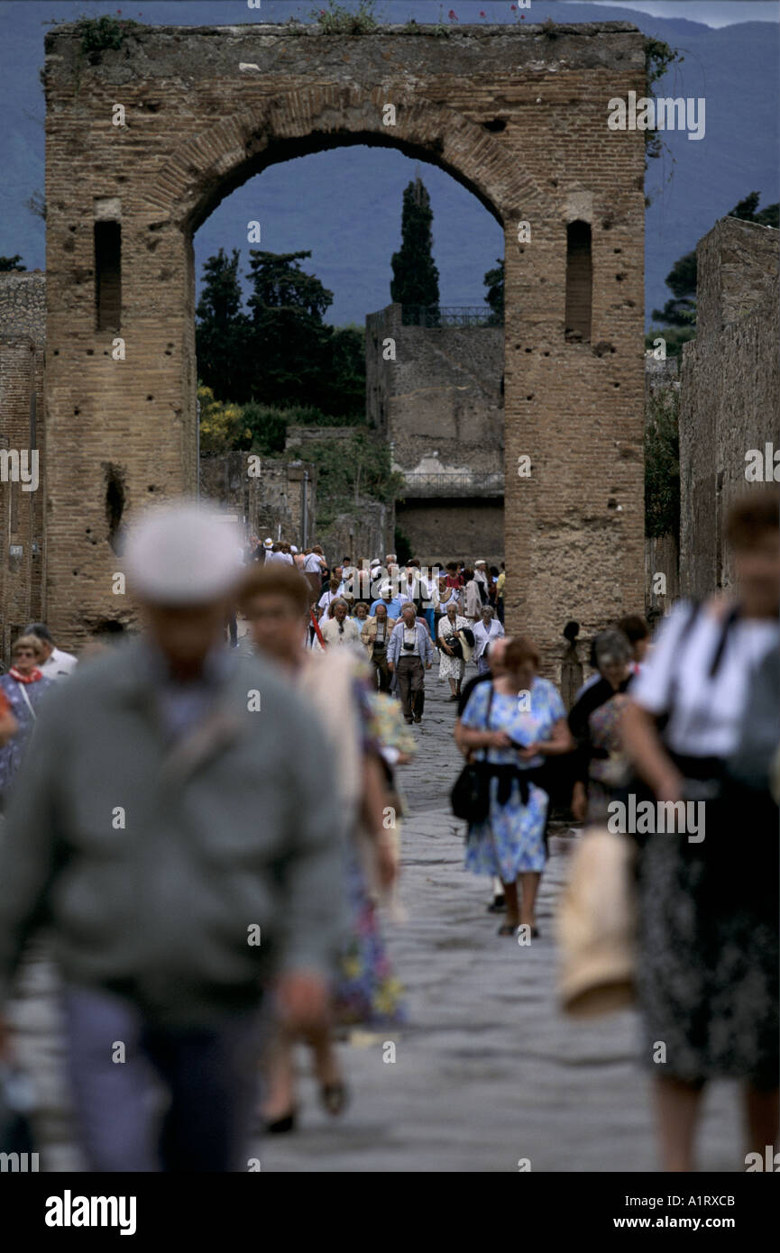 POMPEI STREET SCENE ROMAN RUINS TOURIST AREA Stock Photo - Alamy