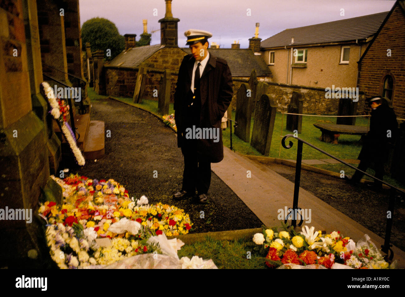 LOCKERBIE MEMORIAL SERVICE DRYFESDALE CEMETTARY 04 01 1989 Stock Photo ...