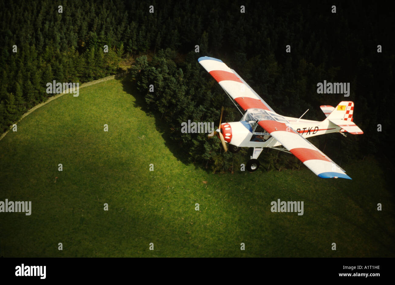 White aircraft flying over hi-res stock photography and images - Alamy