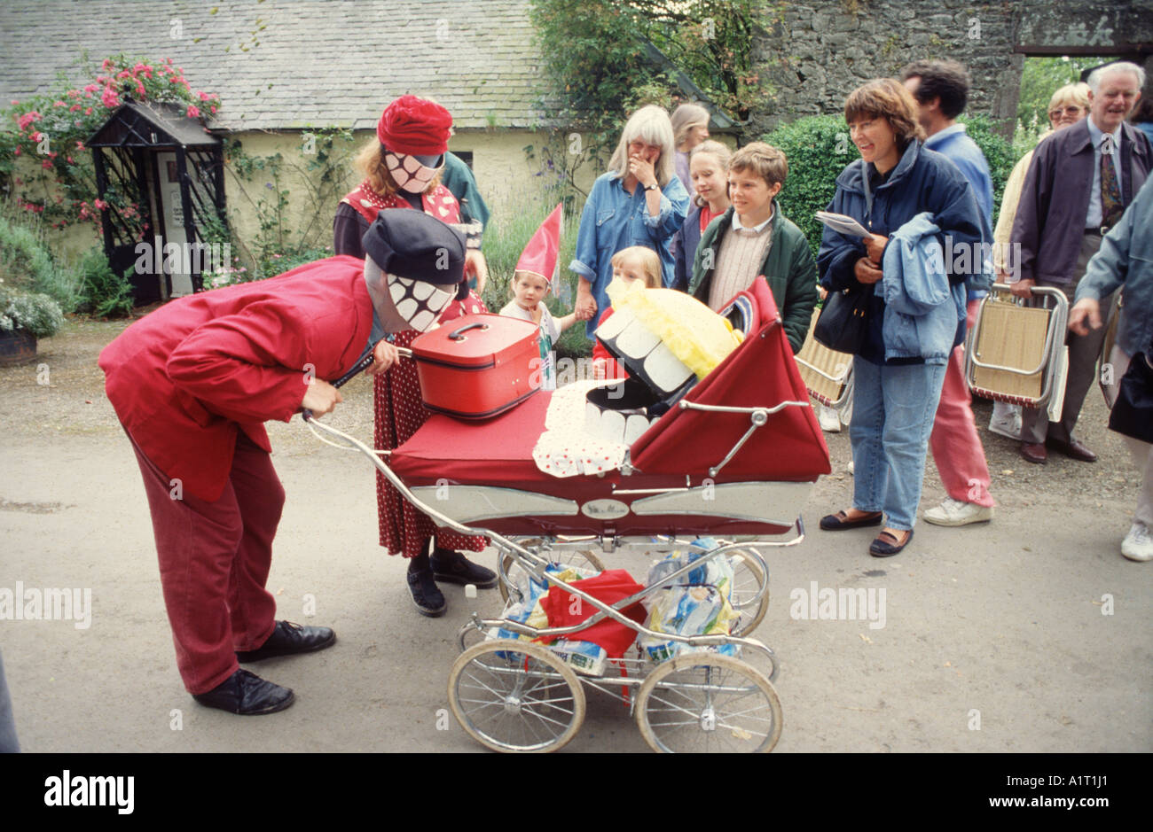 Street actors hi-res stock photography and images - Alamy