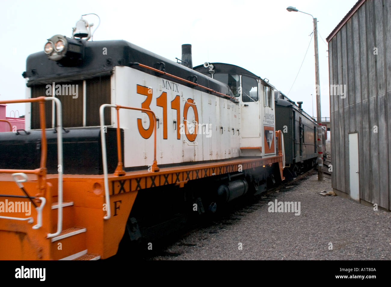 Engine pulling rail cars Osceola and St Croix Valley Railway at ...