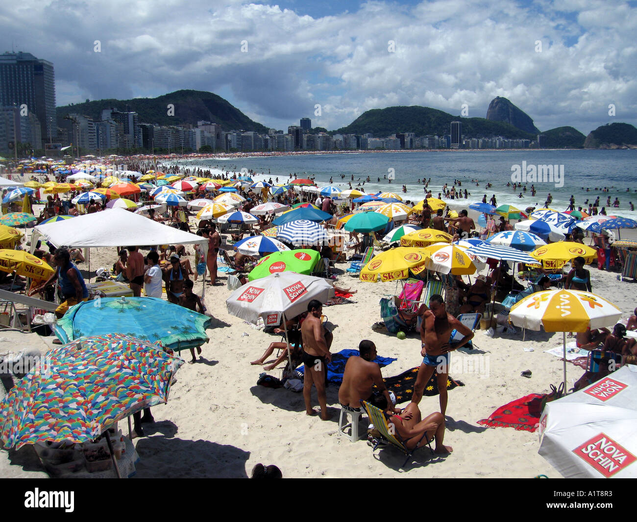 Relaxation crowded hi-res stock photography and images - Alamy