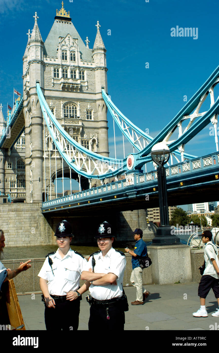 London bobbies hi-res stock photography and images - Alamy