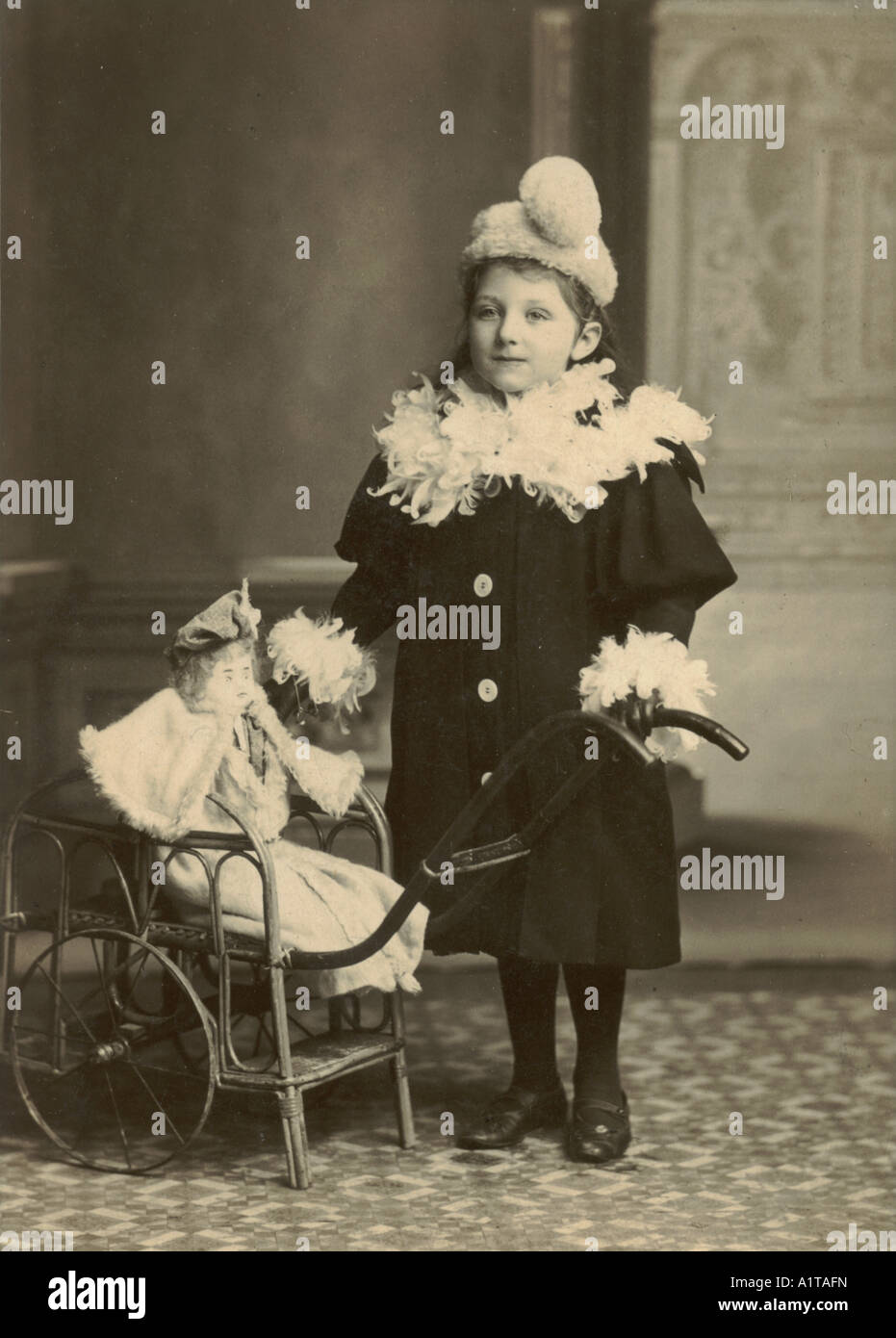 Victorian girl hi-res stock photography and images - Alamy