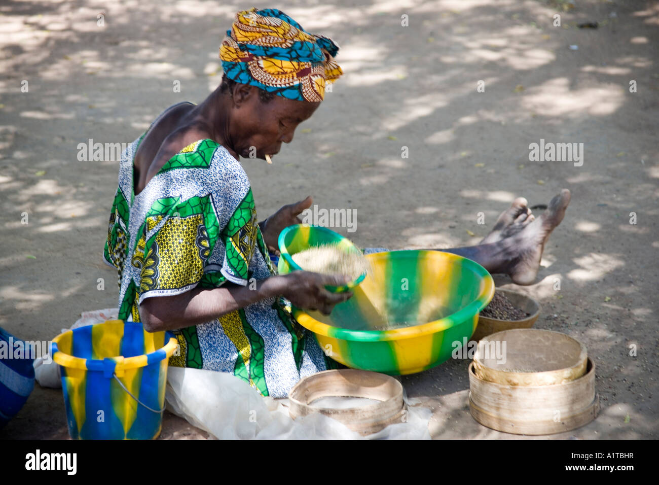 Women working in the town of San Mali West Africa Stock Photo - Alamy