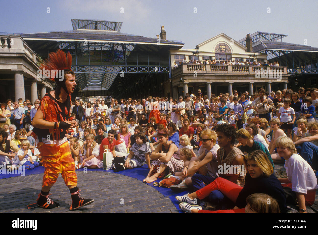 West end theatre audience hi-res stock photography and images - Alamy