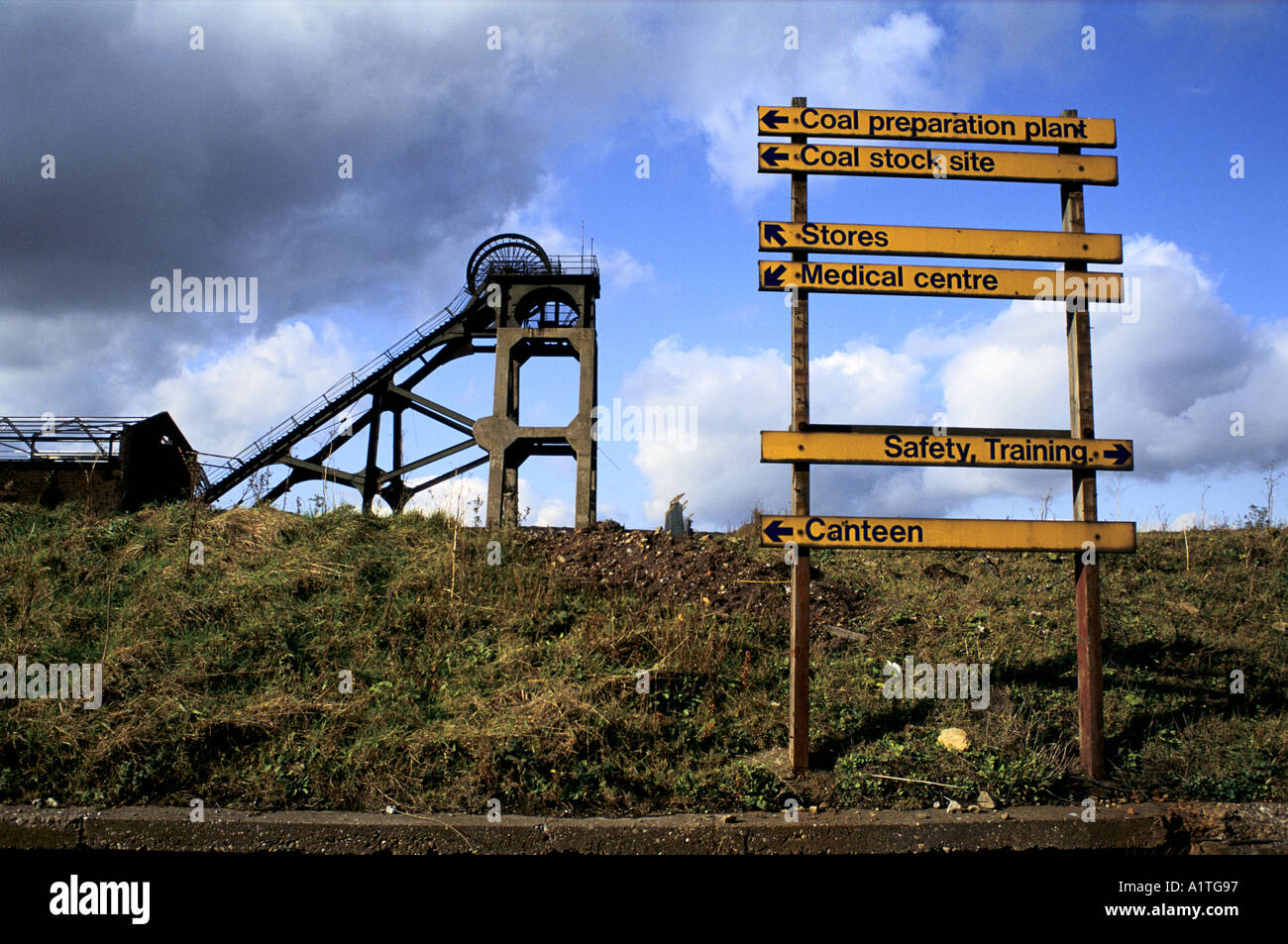 CLOSED PIT NOTTS COAL FIELDS MANSFIELD OCT 1992 Stock Photo - Alamy