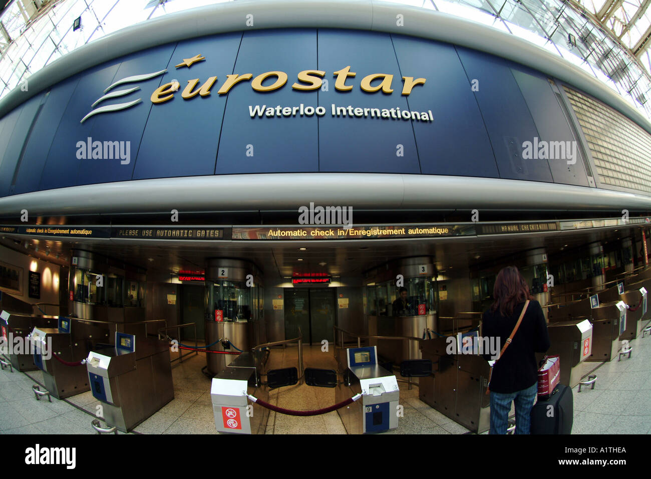 Commuters inside waterloo railway hi-res stock photography and images ...