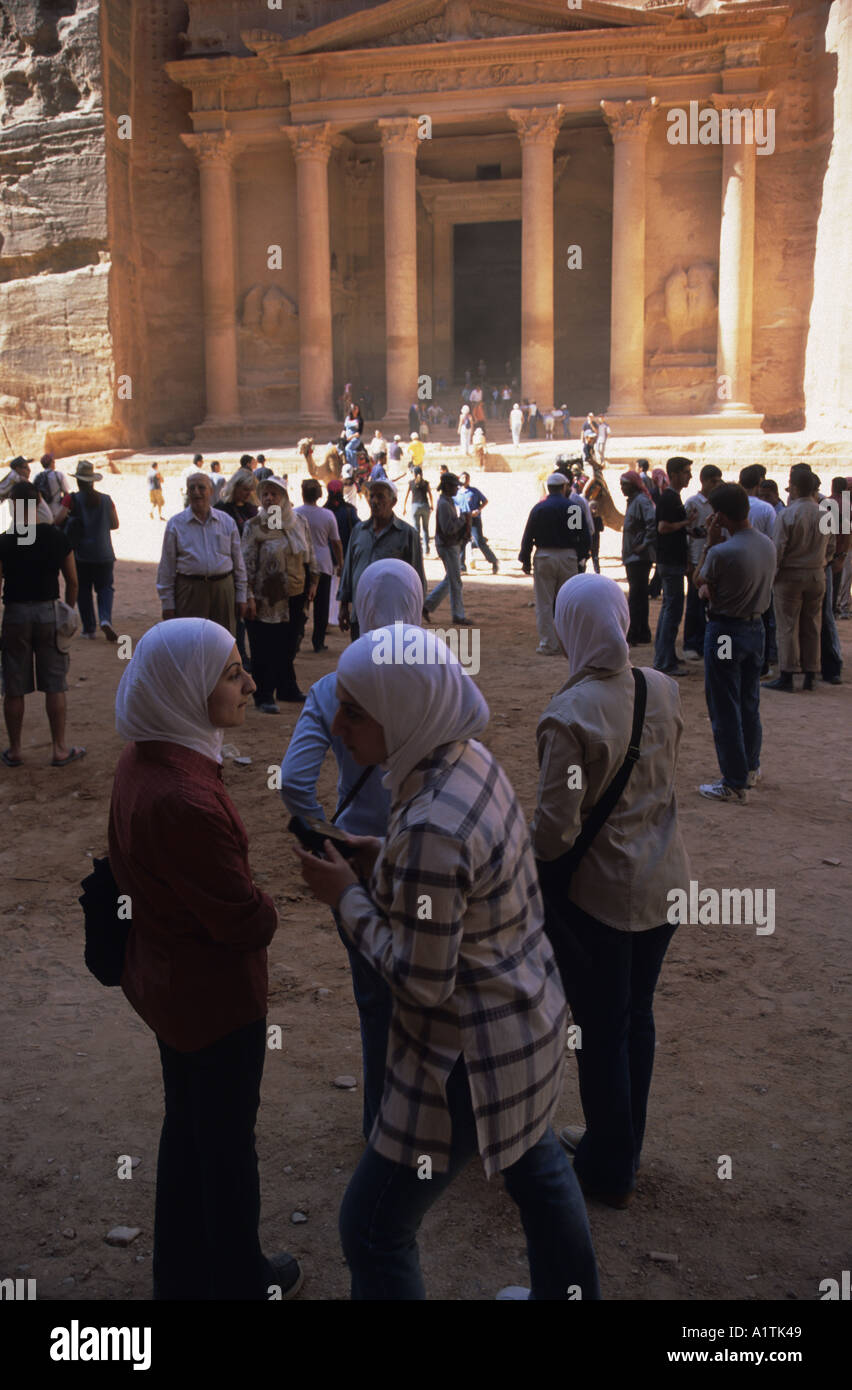 THE TREASURY BUILDING WITH PEOPLE PETRA JORDAN Stock Photo - Alamy