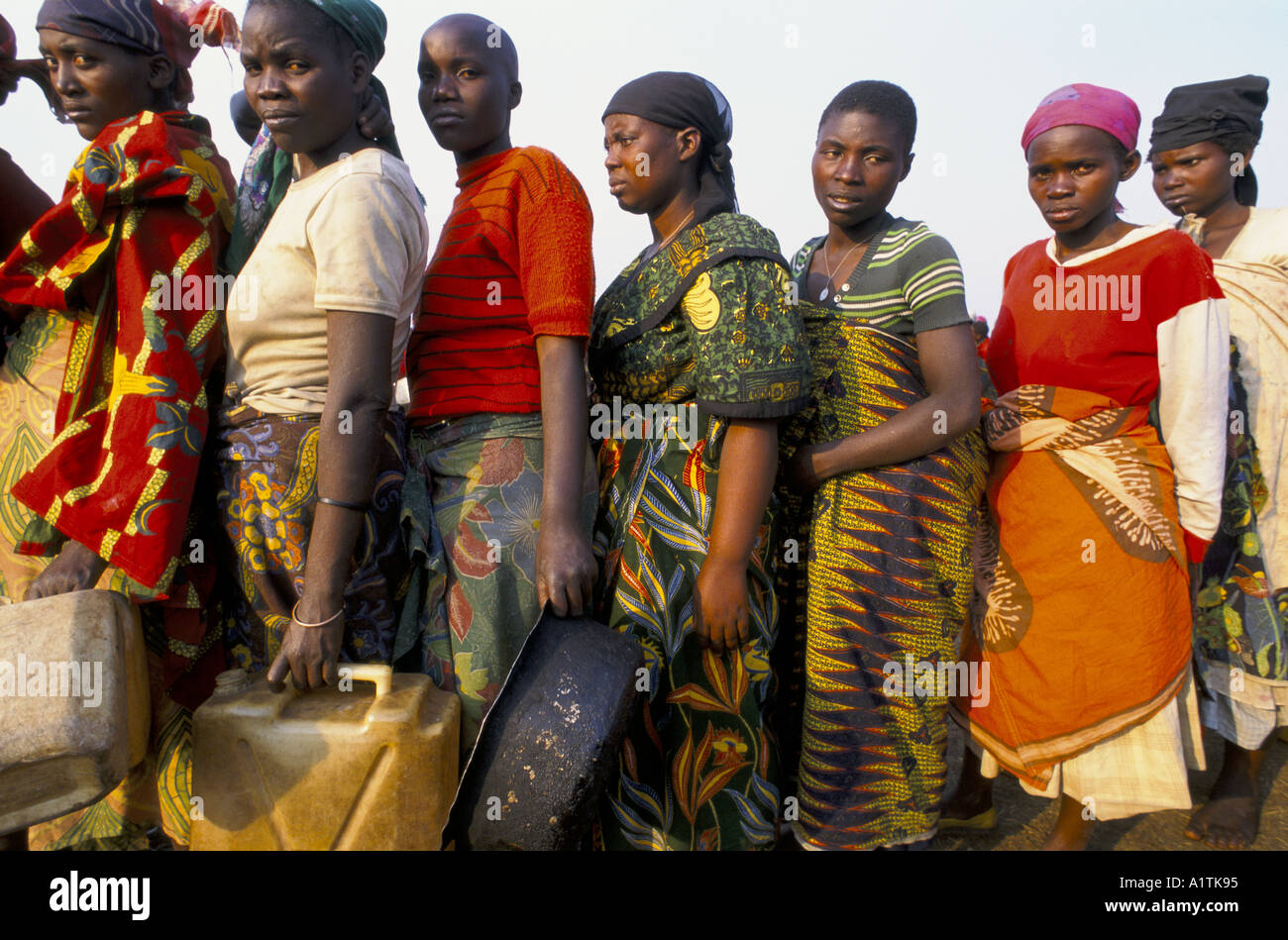 GOMA ZAIRE WAITING FOR WATER MUGUNGA CAMP JULY 1994 Stock Photo - Alamy