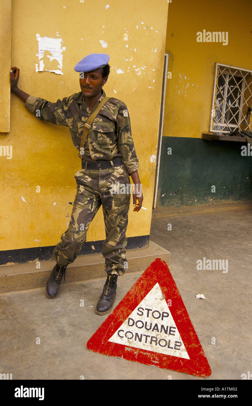 ETHIOPIAN U N SOLDIER AT CHECKPOINT RWANDA AUGUST 1994 Stock Photo - Alamy
