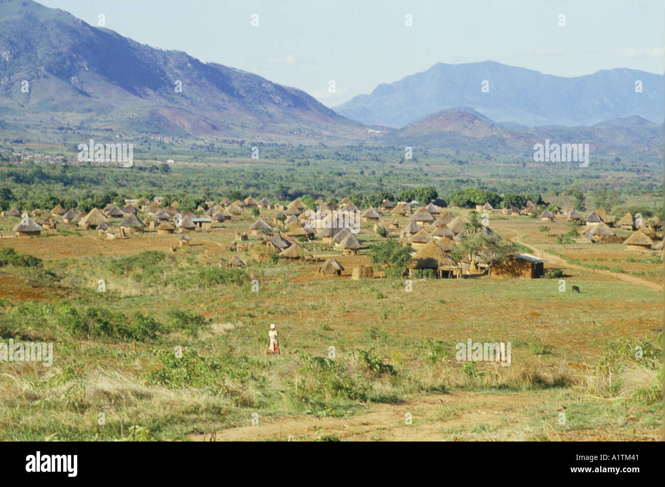 Rural village huts mozambique hi-res stock photography and images - Alamy
