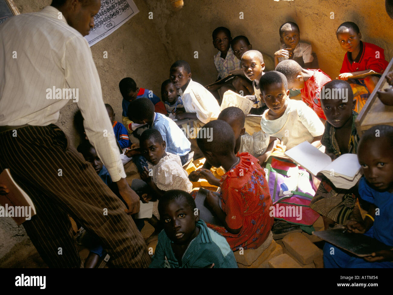 Crowded children classroom hi-res stock photography and images - Alamy