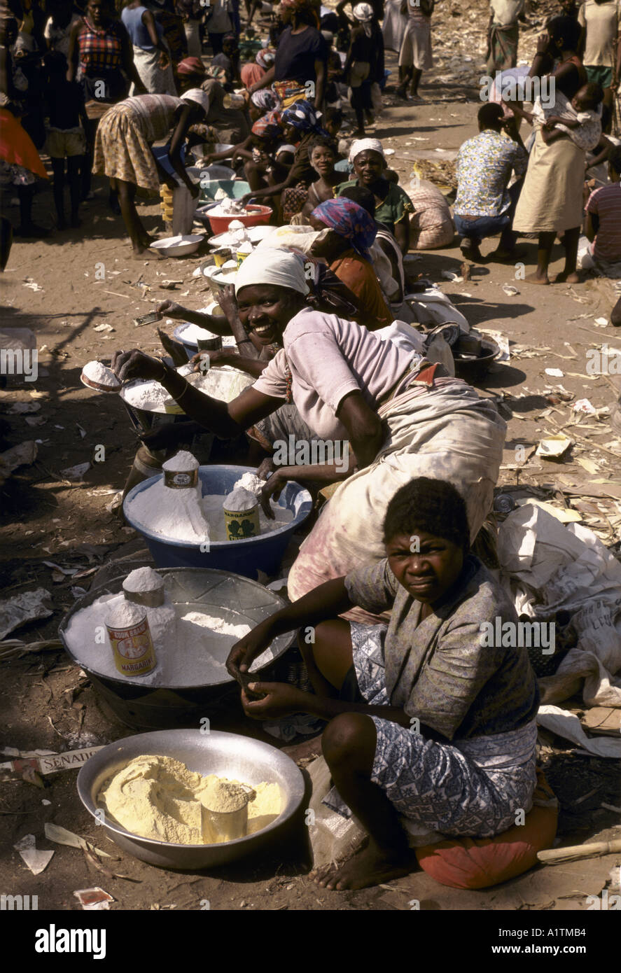 MARKET.LINE OF WOMEN SELLING MANIOC FLOUR ANGOLA Stock Photo - Alamy