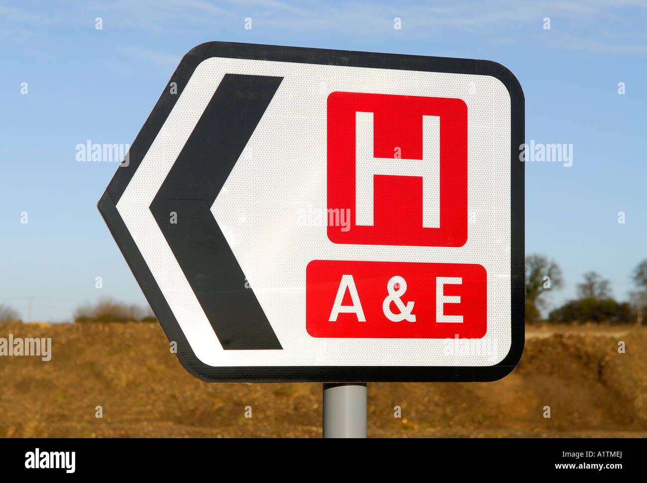 Hospital accident & emergency sign hi-res stock photography and images ...