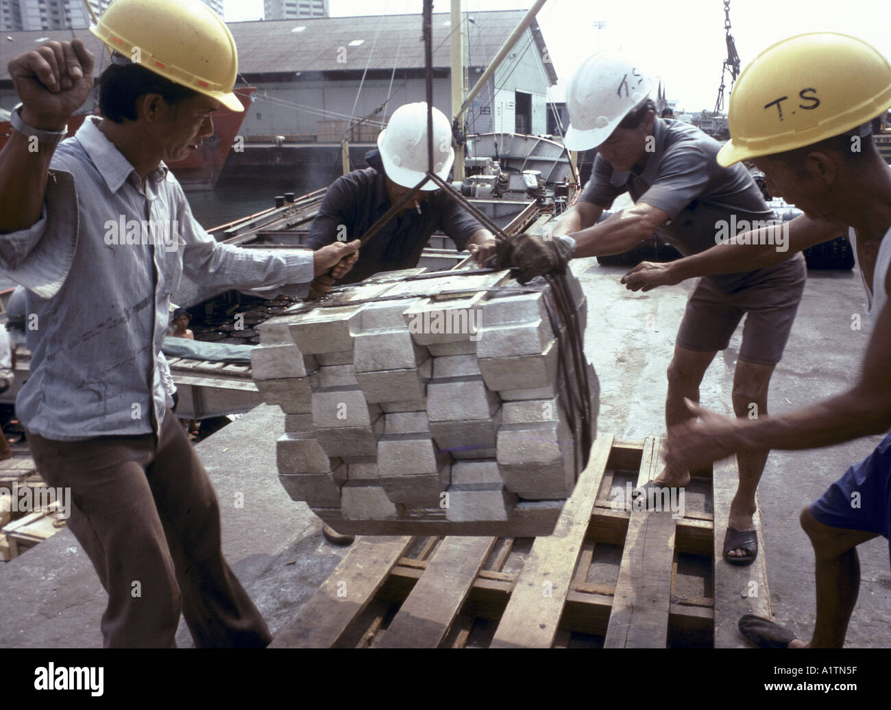 Dock workers docks hi-res stock photography and images - Alamy