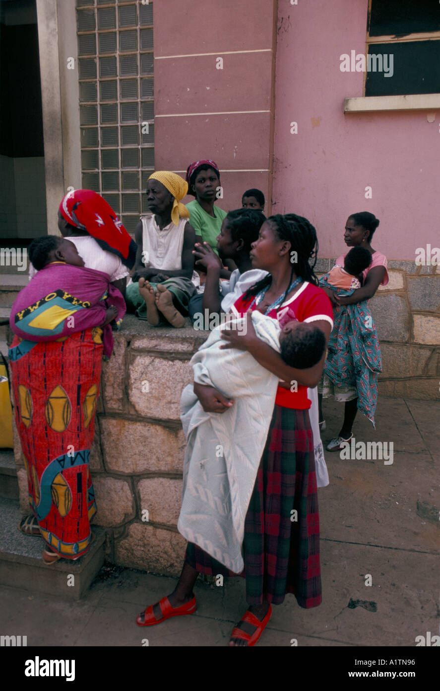 WOMEN VISITING THE HOSPITAL ANGOLA Stock Photo - Alamy