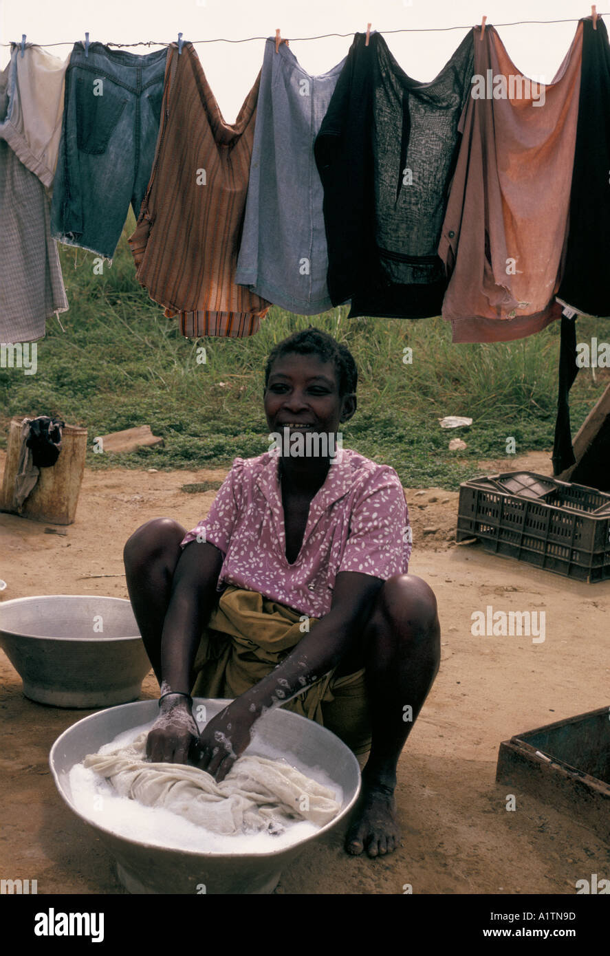 ANGOLA LUANDA WOMEN WASHING CLOTHES Stock Photo - Alamy