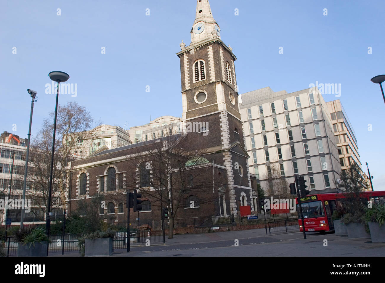 St botolph without aldgate church hi-res stock photography and images ...