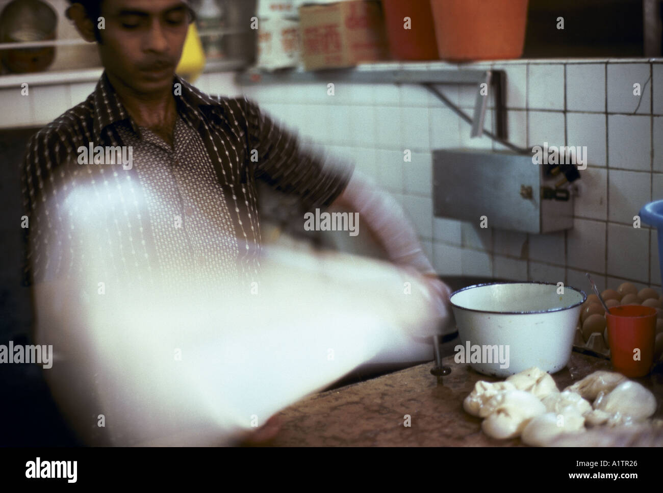 WORKER MAKING ROTI SINGAPORE Stock Photo - Alamy