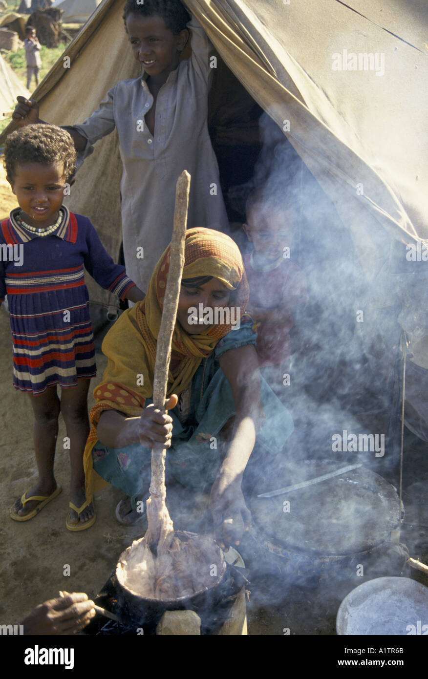 ERITREA . RETURNED REFUGEES FROM SUDAN LIVING IN TENTS 1993 MOTHER ...