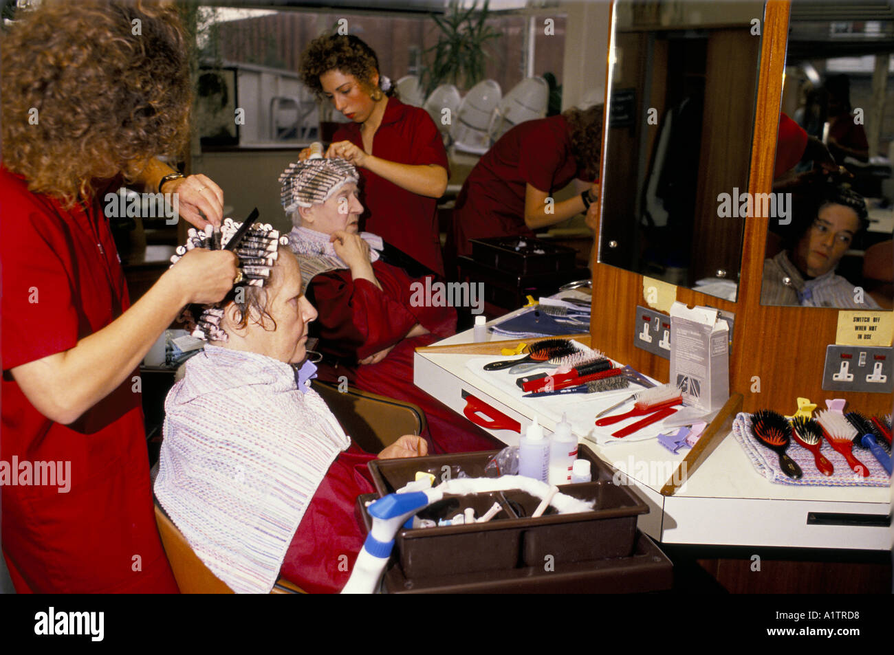 HAIRDRESSING STUDENTS HIGHER EDUCATION NEWHAM COLLEGE Stock Photo - Alamy