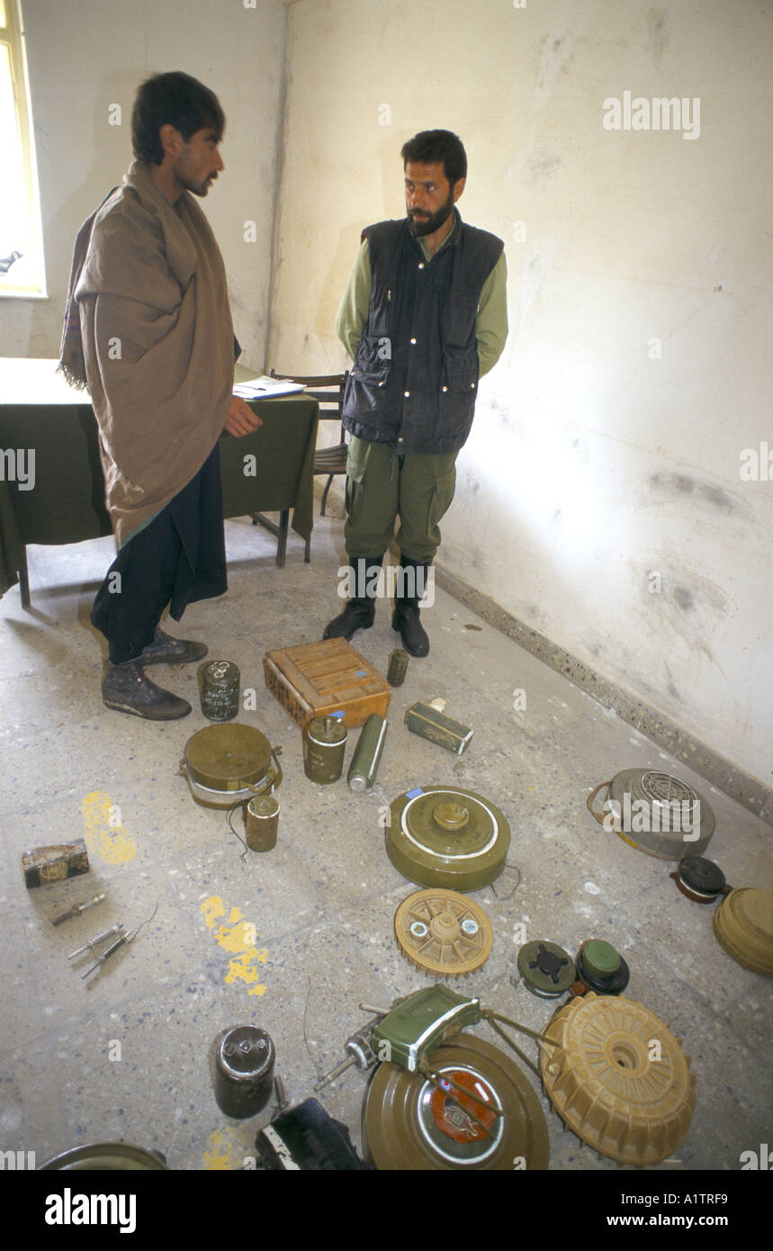 MINES IN AFGHANISTAN.TRAINING DEMINERS KABUL 1996. Learning to ...