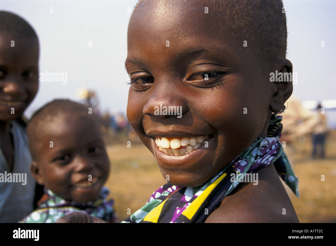 ZAIRE RWANDAN REFUGEES UNACCOMPANIED CHILDREN SMILING Stock Photo - Alamy
