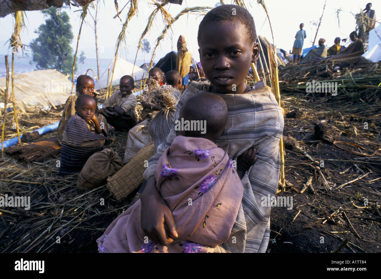 ZAIRE RWANDAN REFUGEES IN KATALE CAMP 1994 . Young girl looking after a ...