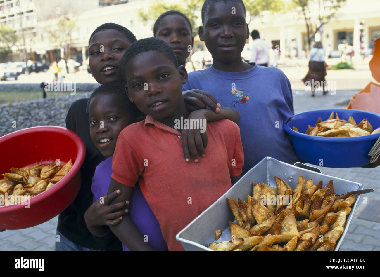 MOZAMBIQUE 1995 CHILDREN SELLING FOOD MAPUTO Stock Photo - Alamy