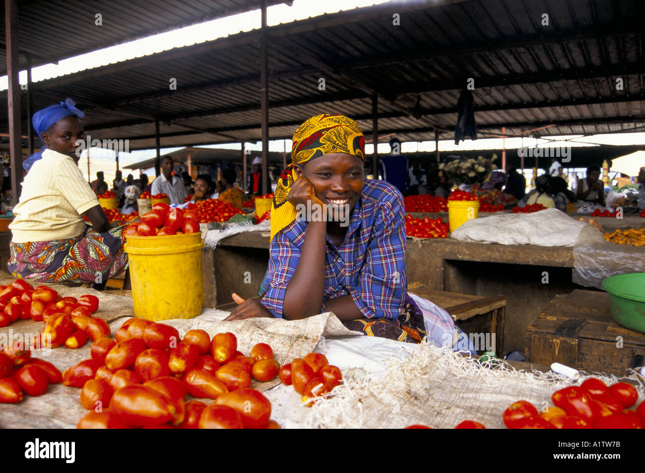 RWANDA KIGALI MARKET MARCH 1995.Woman selling tomatoes Stock Photo - Alamy