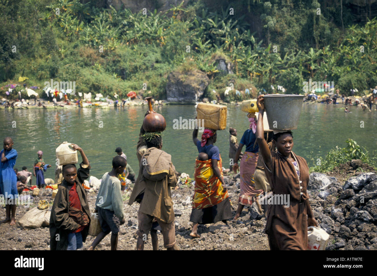 ZAIRE RWANDAN REFUGEES MUGUNGA CAMP COLLECTING DIRTY WATER 1994 Stock ...