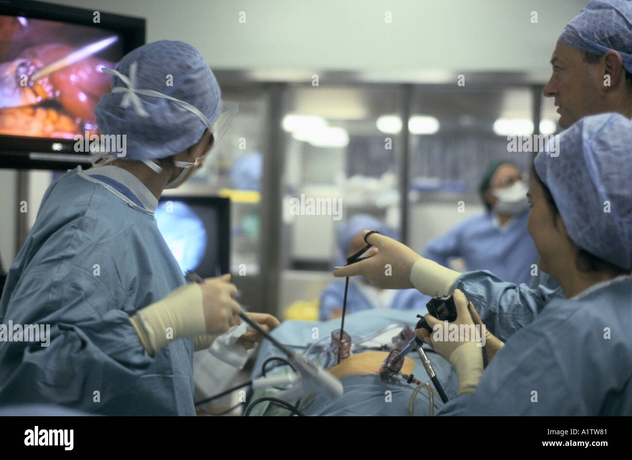 KEYHOLE SURGERY AT HARLEY STREET CLINIC LONDON WITH OPERATING TEAM ...