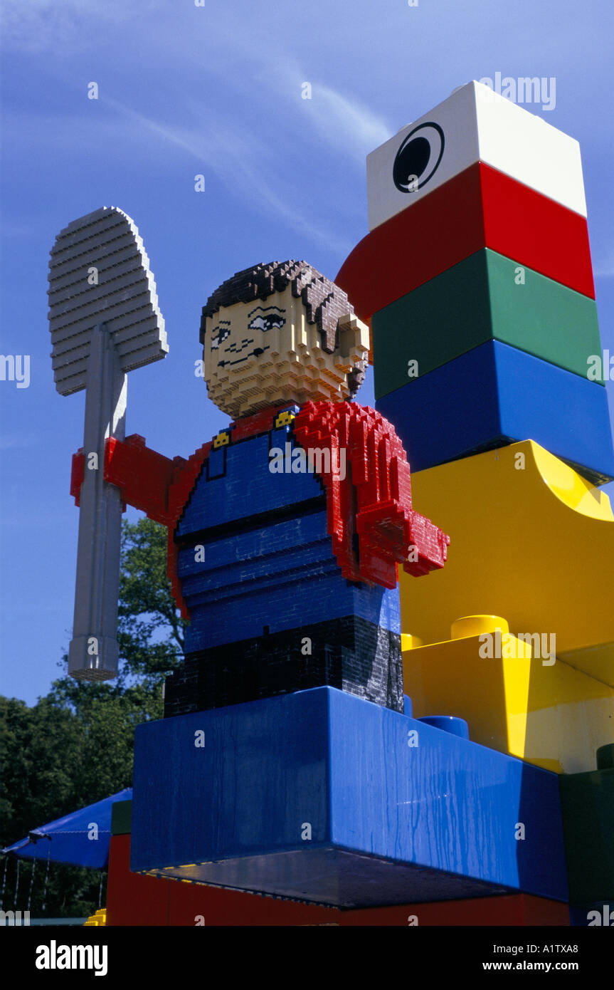 LEGOLAND IN BERKSHIRE 1996 LEGO STATUE HOLDING SPADE 1996 Stock Photo ...