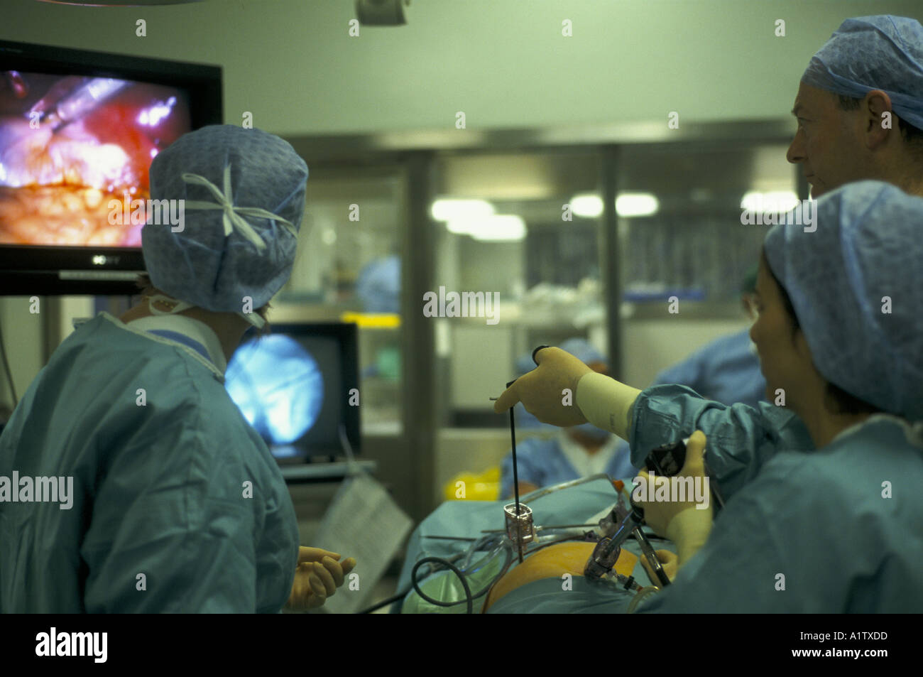 Operating surgeon keyhole surgery hi-res stock photography and images ...