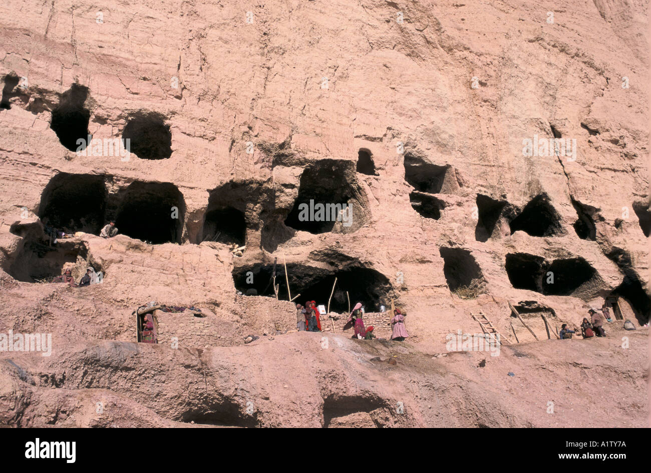 Afghanistan, Bamiyan1998 . Hazara cave dwellers displaced from Kabul by ...