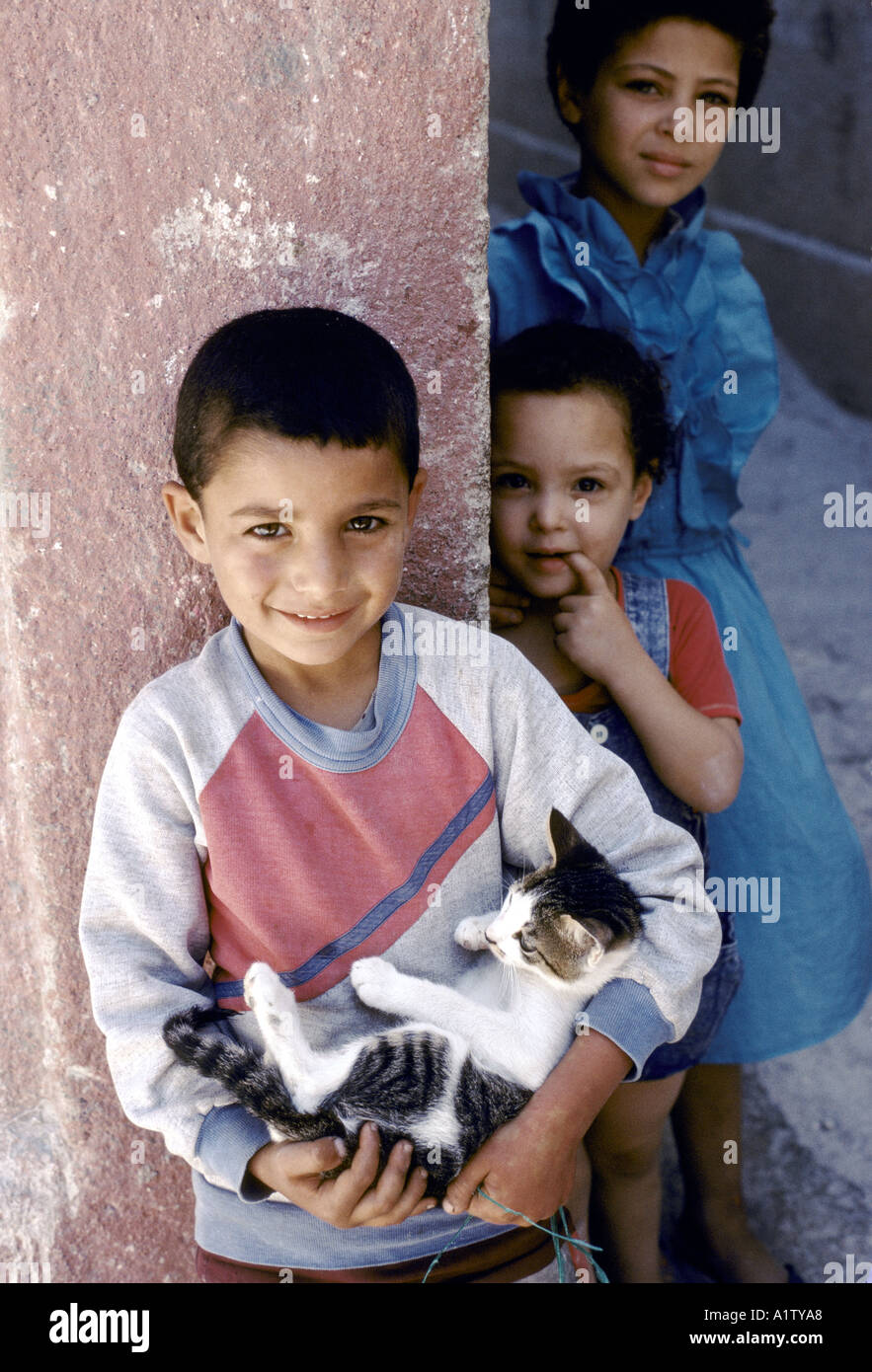 Corner street boy hi-res stock photography and images - Alamy