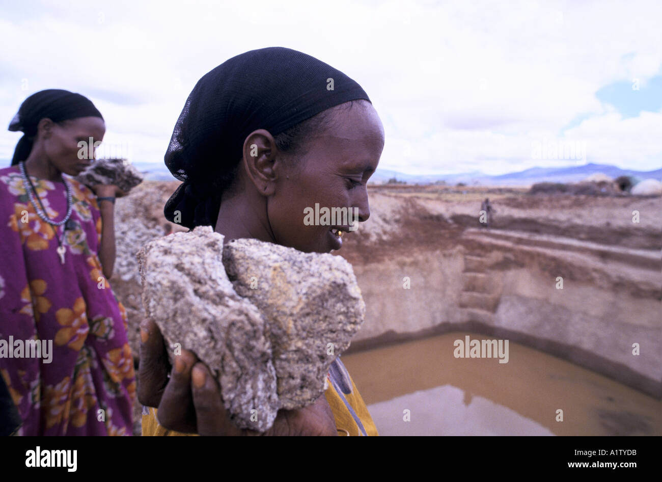 WOMEN BUILDING DAM , carrying rock 1994 Stock Photo - Alamy