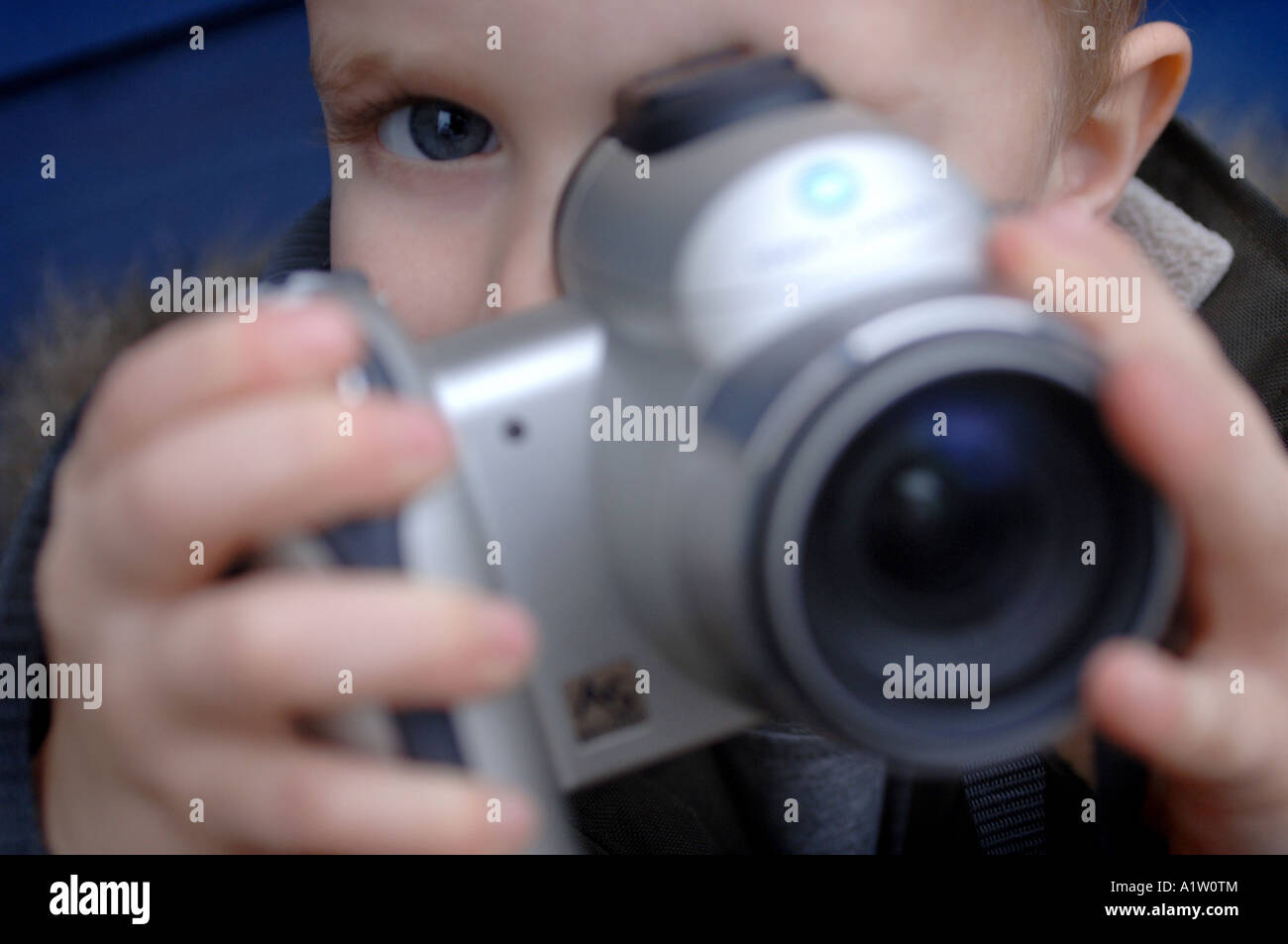 a young child looking through the viewfinder of a digital camera Stock ...