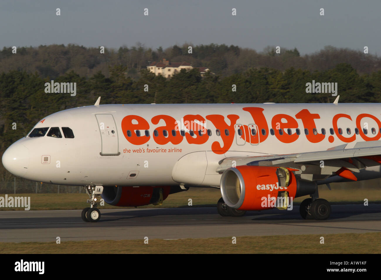Easyjet low cost budget airline Airbus A319 landing with reverse thrust ...