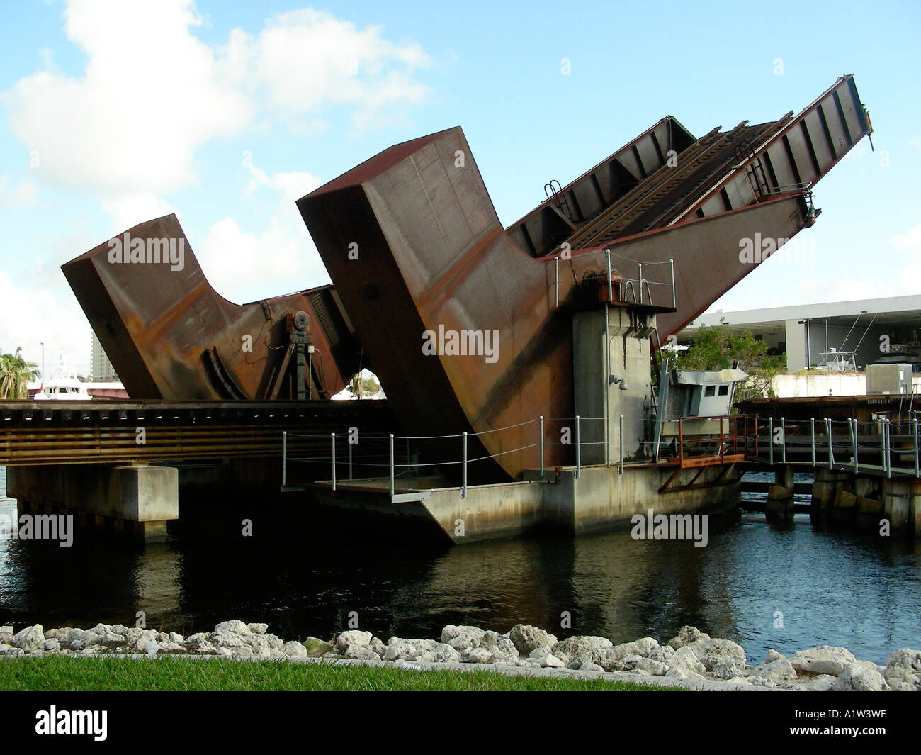 Horizontal railroad lift bridge hi-res stock photography and images - Alamy