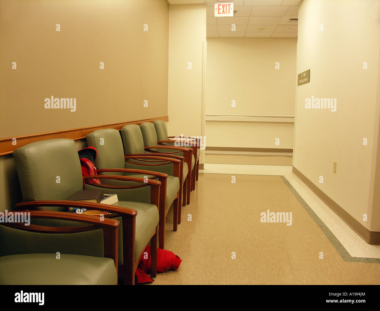 Green walls waiting room hi-res stock photography and images - Alamy