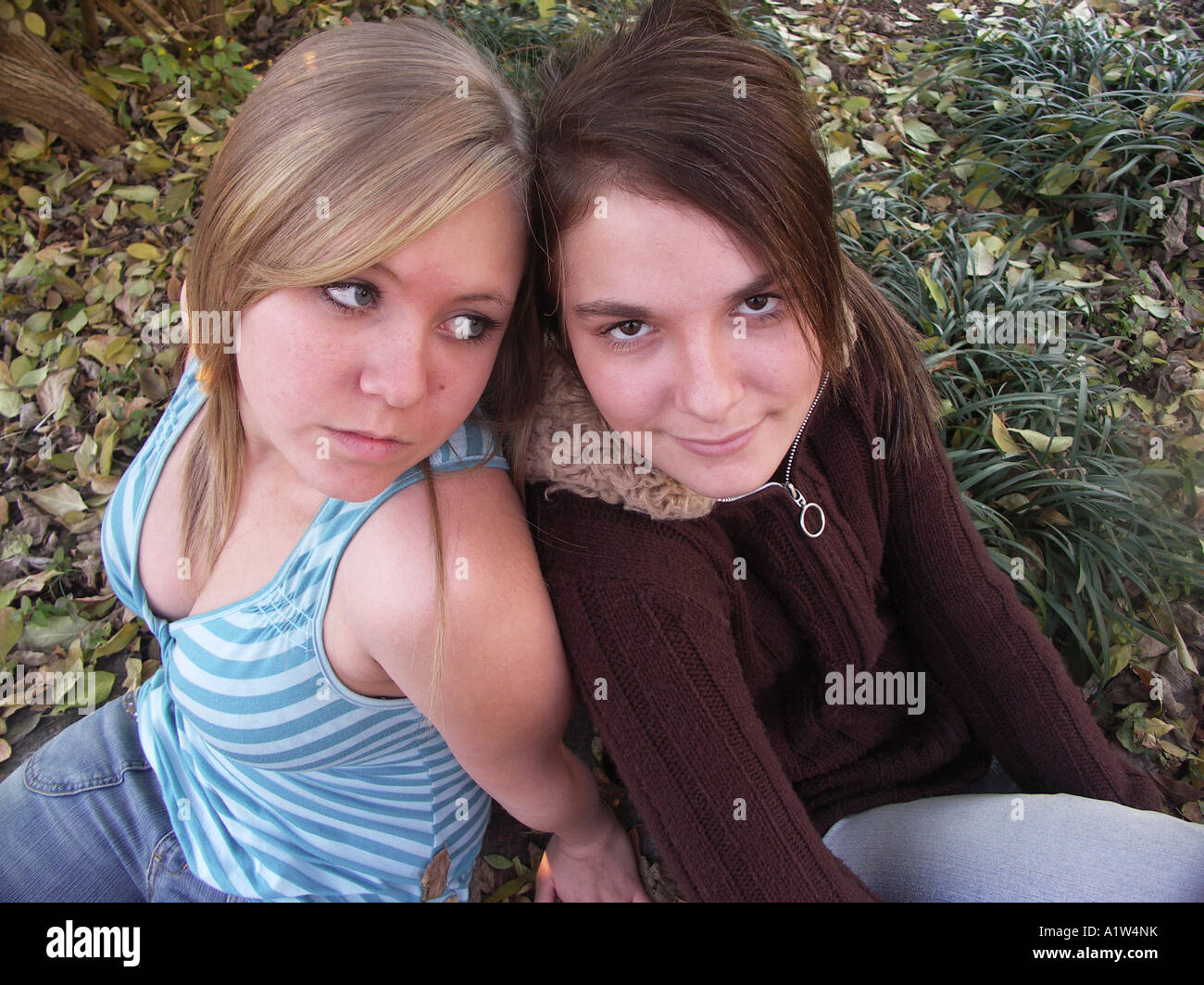 Two girls side by side serious hi-res stock photography and images - Alamy