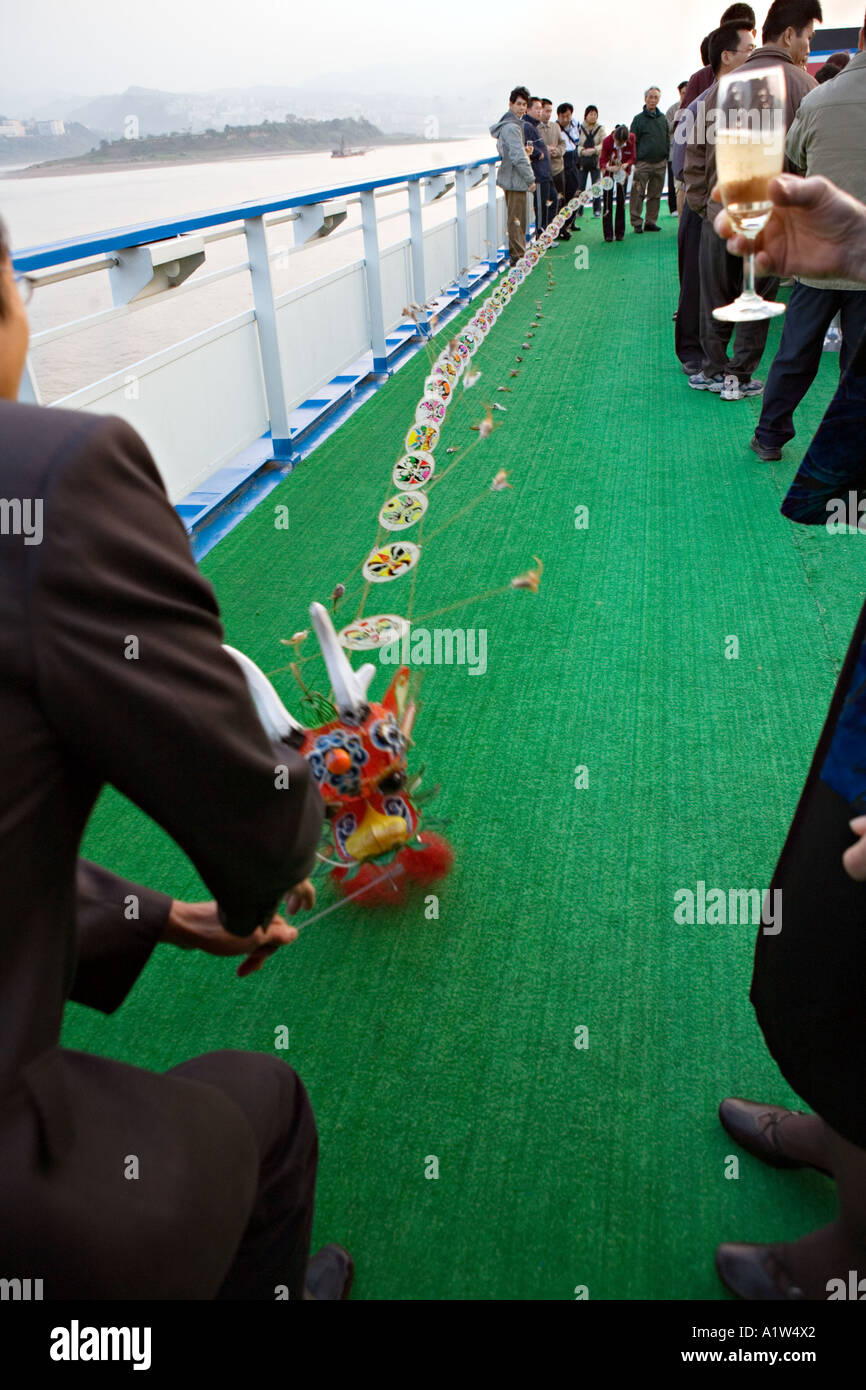CHINA YANGTZE RIVER Preparing a Chinese dragon kite to fly from Yangtze ...