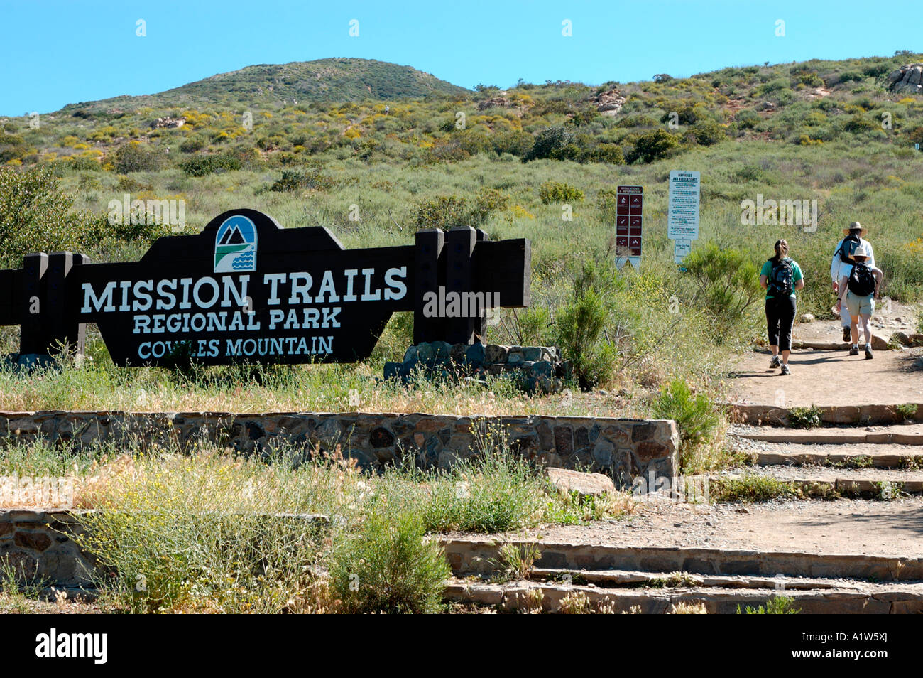 Cowles Mountain trailhead and staging area Mission Trails Regional Park ...