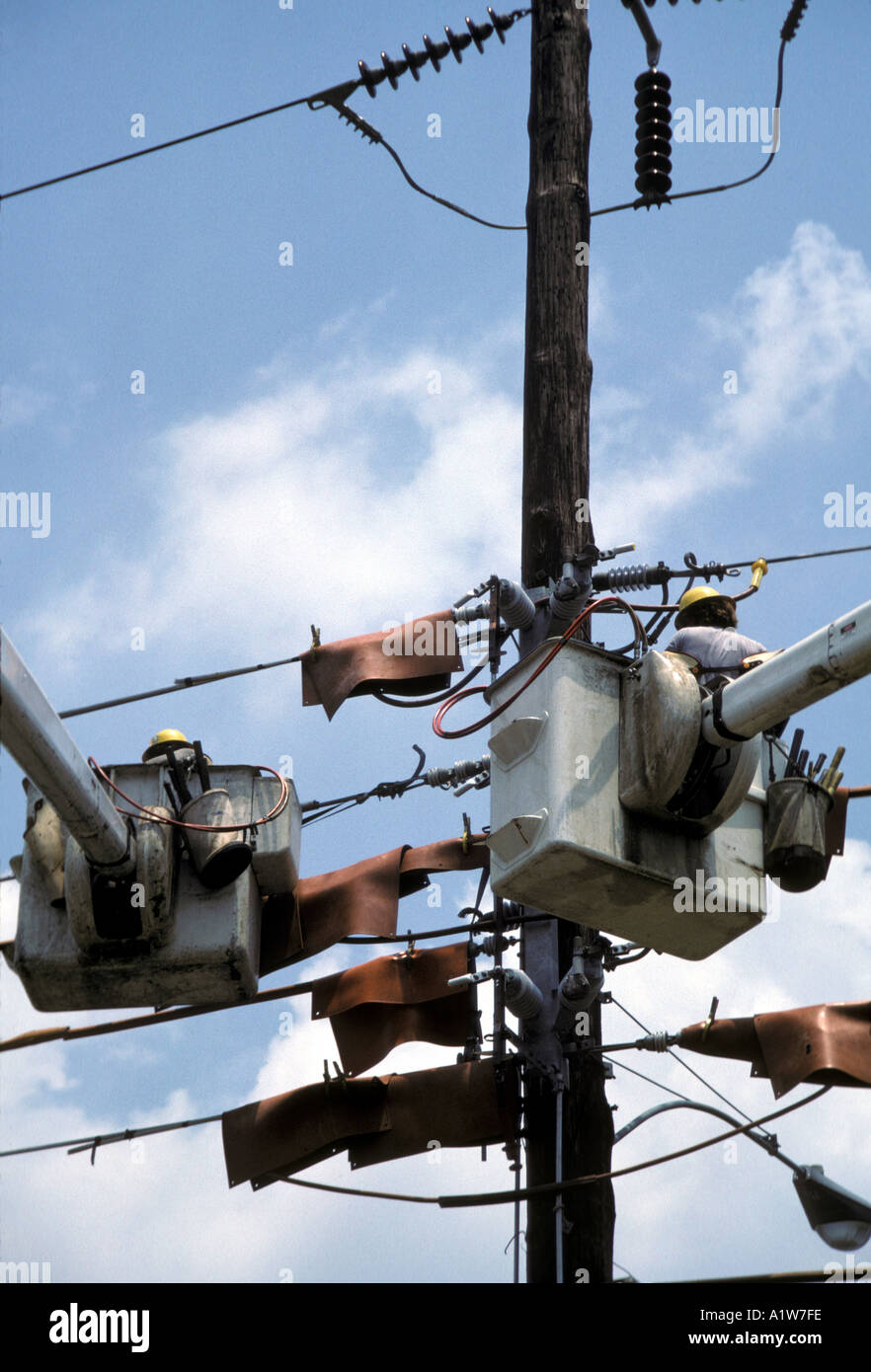 Linemen work on power line Stock Photo - Alamy