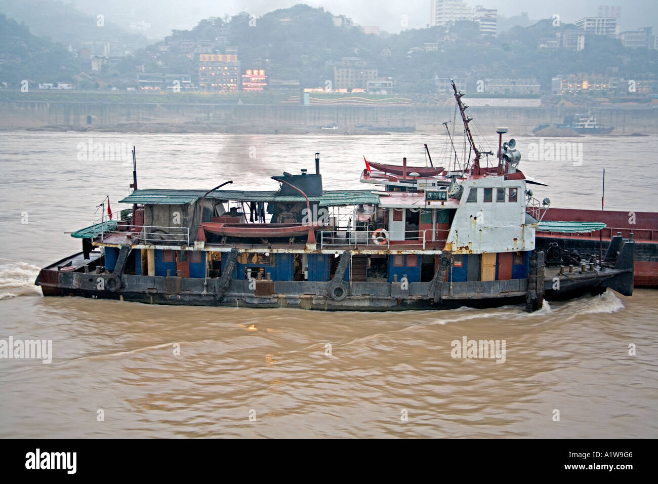 CHINA YANGTZE RIVER Chinese tug boat flying flag of People s Republic ...